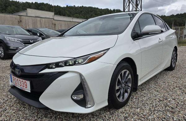 White Toyota Prius Prime 2019 in Kaunas, with an engine capacity of 1.80 L and mileage of 155 thousand km for 13350 €, photo 1 on AUTOMOTO.COM.LV