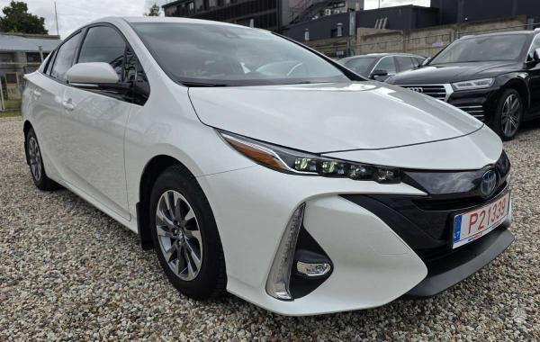 White Toyota Prius Prime 2019 in Kaunas, with an engine capacity of 1.80 L and mileage of 155 thousand km for 13350 €, photo 3 on AUTOMOTO.COM.LV