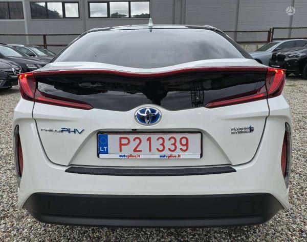 White Toyota Prius Prime 2019 in Kaunas, with an engine capacity of 1.80 L and mileage of 155 thousand km for 13350 €, photo 6 on AUTOMOTO.COM.LV