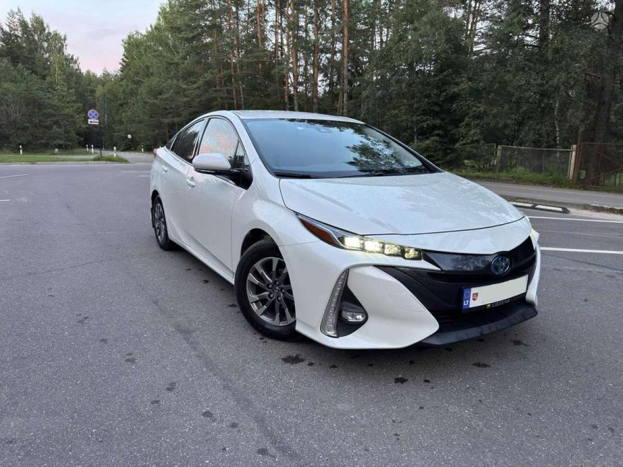 Balts Toyota Prius Prime 2019 Viļņa, ar dzinēja tilpumu 1.80 L un nobraukumu 178 tūkst. km par 14800 €, foto 1 vietnē AUTOMOTO.COM.LV