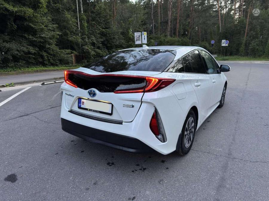 Balts Toyota Prius Prime 2019 Viļņa, ar dzinēja tilpumu 1.80 L un nobraukumu 178 tūkst. km par 14800 €, foto 4 vietnē AUTOMOTO.COM.LV