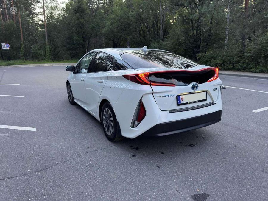 Balts Toyota Prius Prime 2019 Viļņa, ar dzinēja tilpumu 1.80 L un nobraukumu 178 tūkst. km par 14800 €, foto 5 vietnē AUTOMOTO.COM.LV