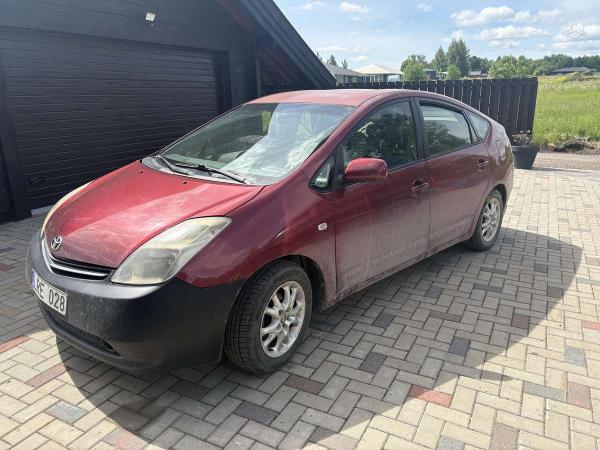 Красный Тойота Приус 2004 в Шяуляй, объемом двигателя 1.50 л и пробегом 278 тыс. км за 1550 €, фото 1 на AUTOMOTO.COM.LV