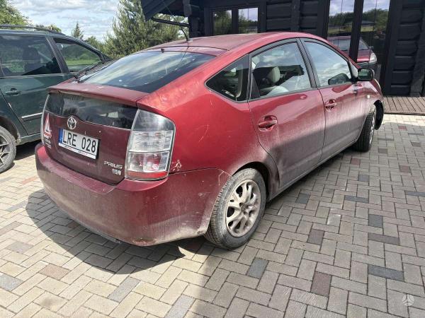 Красный Тойота Приус 2004 в Шяуляй, объемом двигателя 1.50 л и пробегом 278 тыс. км за 1550 €, фото 3 на AUTOMOTO.COM.LV