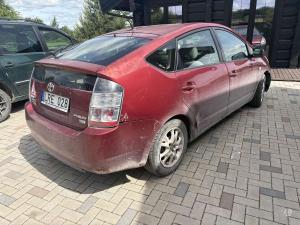Red Toyota Prius 2004 in Siauliai, with an engine capacity of 1.50 L and mileage of 278 thousand km for 1550 €, photo 4 on AUTOMOTO.COM.LV