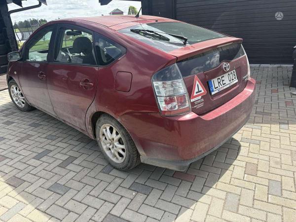 Красный Тойота Приус 2004 в Шяуляй, объемом двигателя 1.50 л и пробегом 278 тыс. км за 1550 €, фото 4 на AUTOMOTO.COM.LV