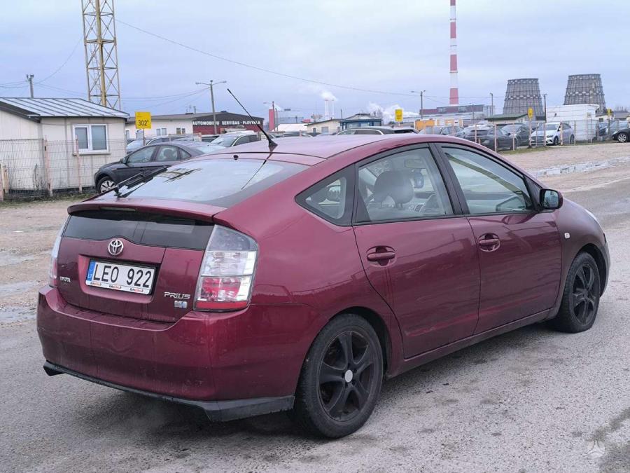 Sarkans Toyota Prius 2005 Viļņa, ar dzinēja tilpumu 1.50 L un nobraukumu 300 tūkst. km par 1400 €, foto 2 vietnē AUTOMOTO.COM.LV
