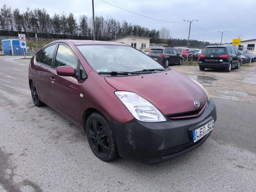 Sarkans Toyota Prius 2005 Viļņa, ar dzinēja tilpumu 1.50 L un nobraukumu 300 tūkst. km par 1400 €, foto 4 vietnē AUTOMOTO.COM.LV