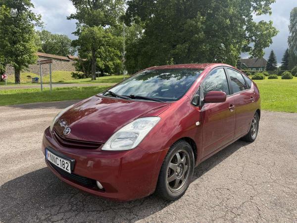 Red Toyota Prius 2005 in Vilnius, with an engine capacity of 1.50 L and mileage of 304 thousand km for 2600 €, photo 1 on AUTOMOTO.COM.LV