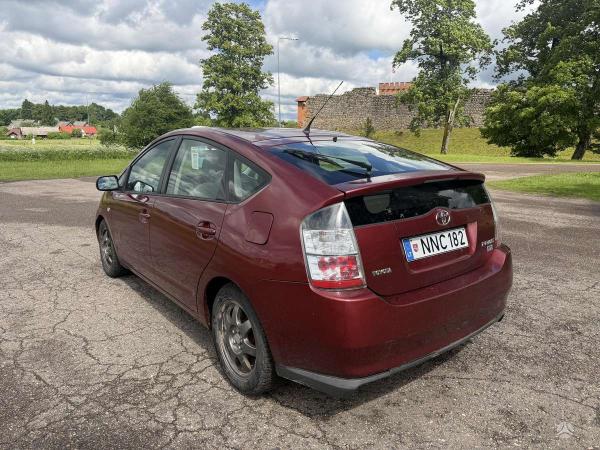 Red Toyota Prius 2005 in Vilnius, with an engine capacity of 1.50 L and mileage of 304 thousand km for 2600 €, photo 4 on AUTOMOTO.COM.LV