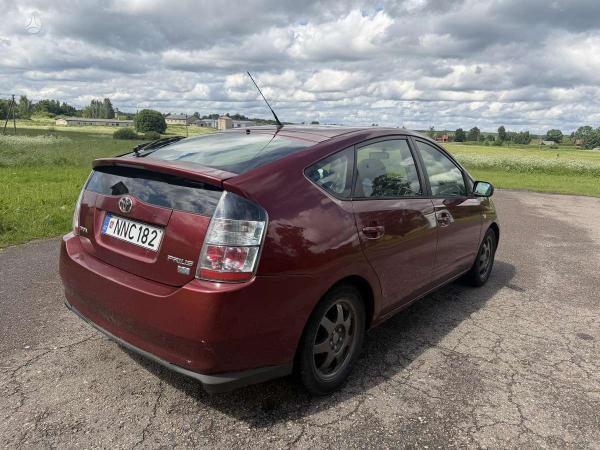Red Toyota Prius 2005 in Vilnius, with an engine capacity of 1.50 L and mileage of 304 thousand km for 2600 €, photo 6 on AUTOMOTO.COM.LV
