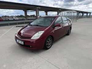 Sarkans Toyota Prius 2005 Viļņa, ar dzinēja tilpumu 1.50 L un nobraukumu 299 tūkst. km par 1500 €, foto  vietnē AUTOMOTO.COM.LV