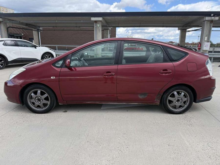Sarkans Toyota Prius 2005 Viļņa, ar dzinēja tilpumu 1.50 L un nobraukumu 299 tūkst. km par 1500 €, foto 4 vietnē AUTOMOTO.COM.LV