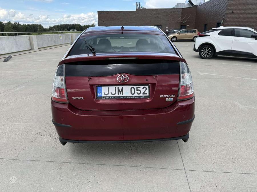 Sarkans Toyota Prius 2005 Viļņa, ar dzinēja tilpumu 1.50 L un nobraukumu 299 tūkst. km par 1500 €, foto 8 vietnē AUTOMOTO.COM.LV