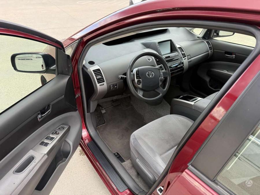 Sarkans Toyota Prius 2005 Viļņa, ar dzinēja tilpumu 1.50 L un nobraukumu 299 tūkst. km par 1500 €, foto 10 vietnē AUTOMOTO.COM.LV