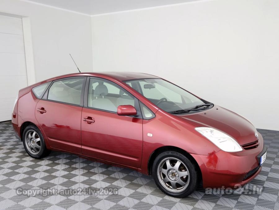 Красный Тойота Приус 2005 в Таллин, объемом двигателя 1.50 л и пробегом 206 тыс. км за 2299 €, фото 1 на AUTOMOTO.COM.LV