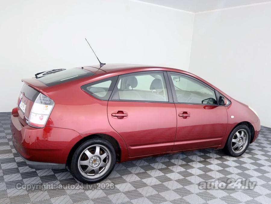 Красный Тойота Приус 2005 в Таллин, объемом двигателя 1.50 л и пробегом 206 тыс. км за 2299 €, фото 4 на AUTOMOTO.COM.LV