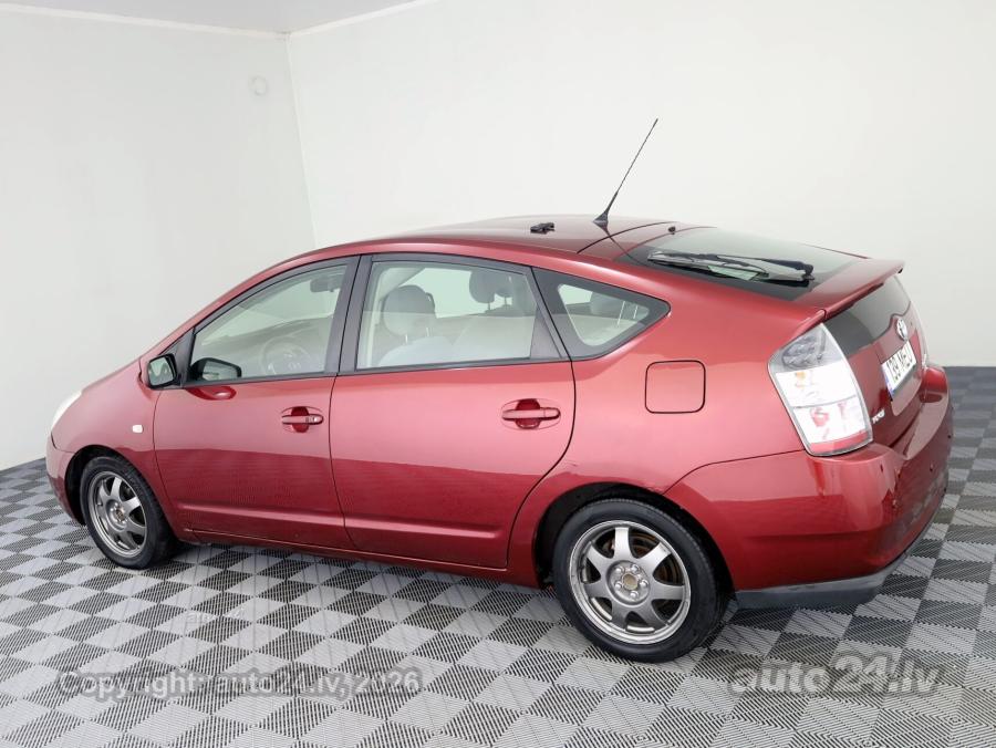 Красный Тойота Приус 2005 в Таллин, объемом двигателя 1.50 л и пробегом 206 тыс. км за 2299 €, фото 5 на AUTOMOTO.COM.LV