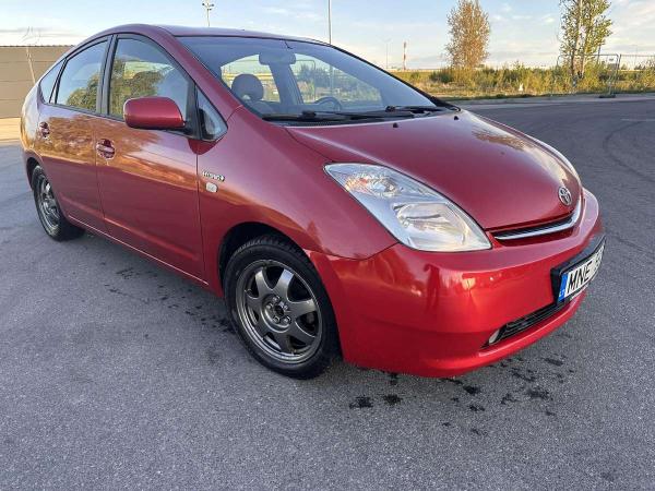 Red Toyota Prius 2006 in Klaipeda, with an engine capacity of 1.50 L and mileage of 340 thousand km for 3000 €, photo 3 on AUTOMOTO.COM.LV