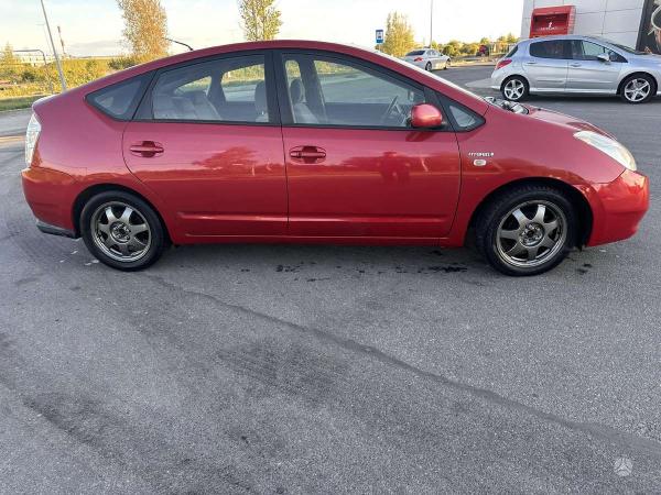 Red Toyota Prius 2006 in Klaipeda, with an engine capacity of 1.50 L and mileage of 340 thousand km for 3000 €, photo 4 on AUTOMOTO.COM.LV