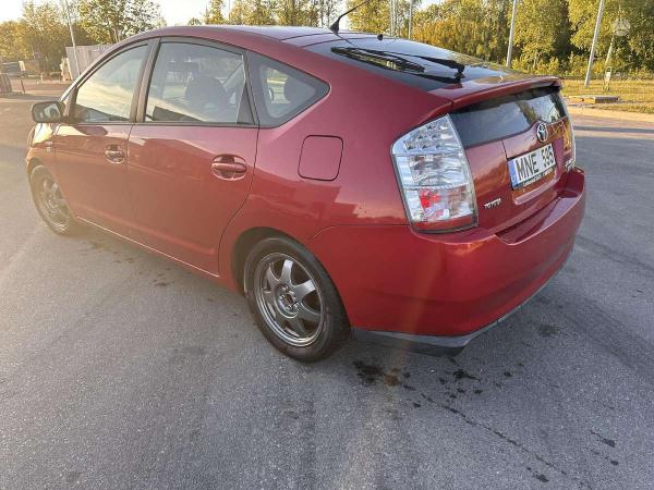 Red Toyota Prius 2006 in Klaipeda, with an engine capacity of 1.50 L and mileage of 340 thousand km for 3000 €, photo 7 on AUTOMOTO.COM.LV