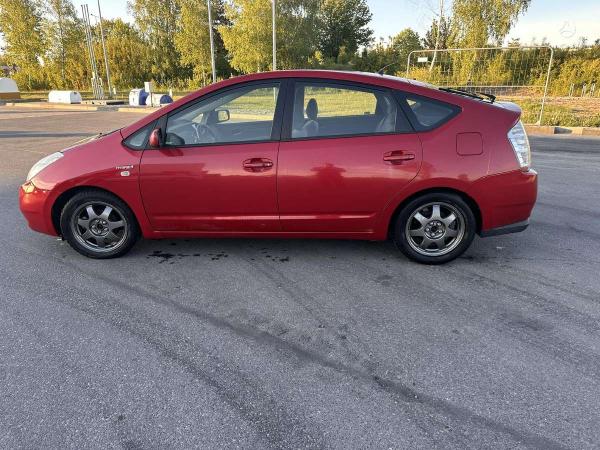 Red Toyota Prius 2006 in Klaipeda, with an engine capacity of 1.50 L and mileage of 340 thousand km for 3000 €, photo 8 on AUTOMOTO.COM.LV