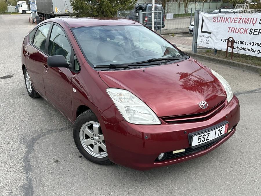 Red Toyota Prius 2006 in Marijampole, with an engine capacity of 1.50 L and mileage of 285 thousand km for 2999 €, photo 1 on AUTOMOTO.COM.LV