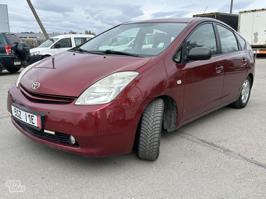 Red Toyota Prius 2006 in Marijampole, with an engine capacity of 1.50 L and mileage of 285 thousand km for 2999 €, photo 4 on AUTOMOTO.COM.LV