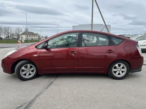Red Toyota Prius 2006 in Marijampole, with an engine capacity of 1.50 L and mileage of 285 thousand km for 2999 €, photo 5 on AUTOMOTO.COM.LV