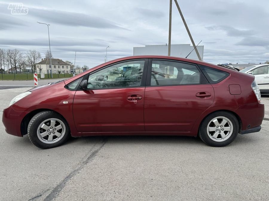 Red Toyota Prius 2006 in Marijampole, with an engine capacity of 1.50 L and mileage of 285 thousand km for 2999 €, photo 5 on AUTOMOTO.COM.LV