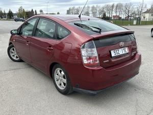 Red Toyota Prius 2006 in Marijampole, with an engine capacity of 1.50 L and mileage of 285 thousand km for 2999 €, photo 6 on AUTOMOTO.COM.LV