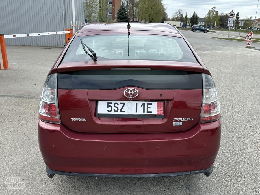 Red Toyota Prius 2006 in Marijampole, with an engine capacity of 1.50 L and mileage of 285 thousand km for 2999 €, photo 7 on AUTOMOTO.COM.LV