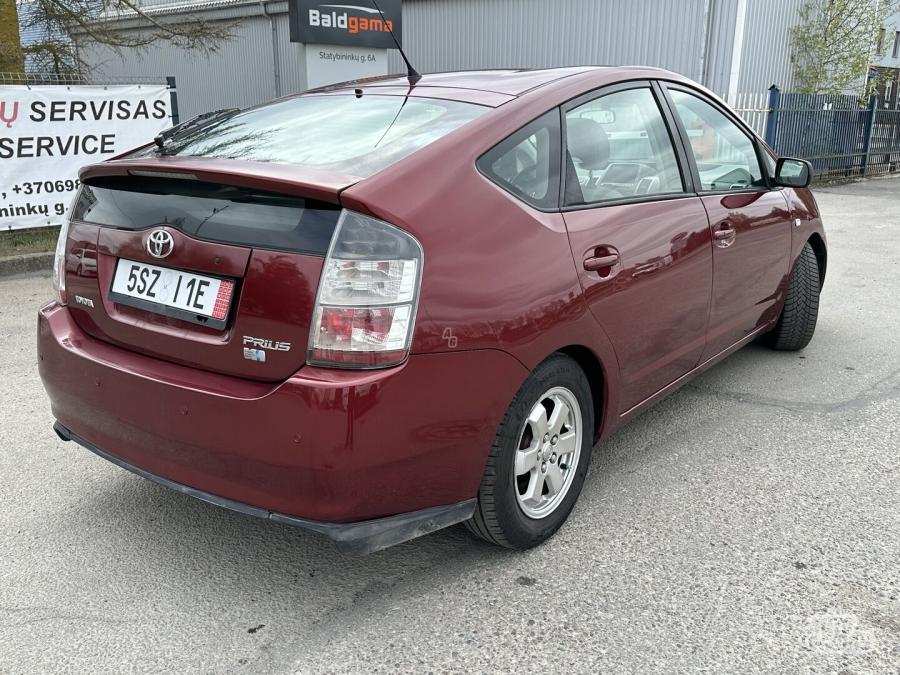Red Toyota Prius 2006 in Marijampole, with an engine capacity of 1.50 L and mileage of 285 thousand km for 2999 €, photo 8 on AUTOMOTO.COM.LV