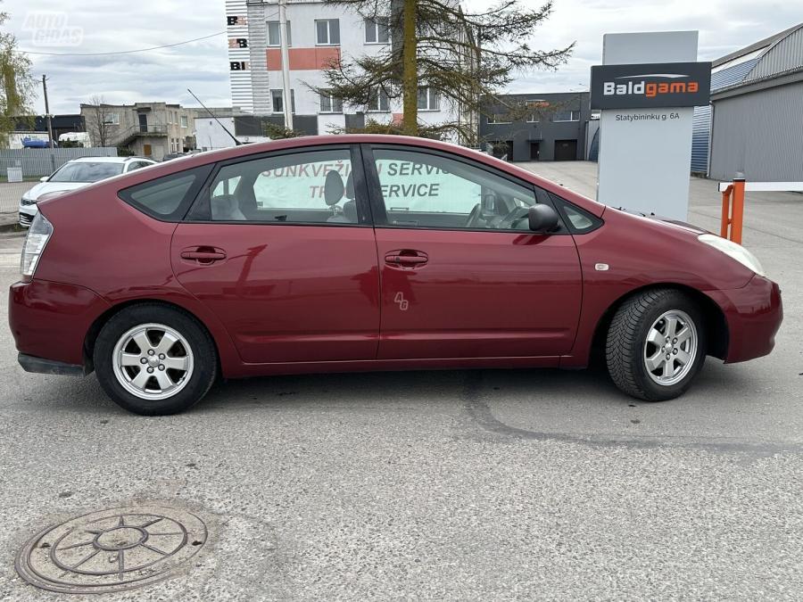 Red Toyota Prius 2006 in Marijampole, with an engine capacity of 1.50 L and mileage of 285 thousand km for 2999 €, photo 9 on AUTOMOTO.COM.LV