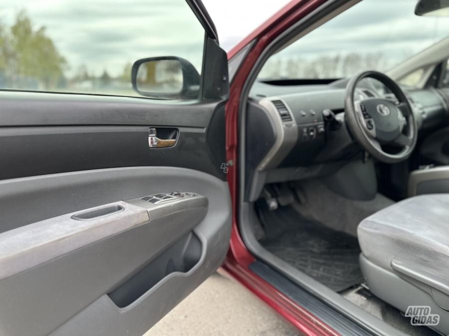 Red Toyota Prius 2006 in Marijampole, with an engine capacity of 1.50 L and mileage of 285 thousand km for 2999 €, photo 10 on AUTOMOTO.COM.LV