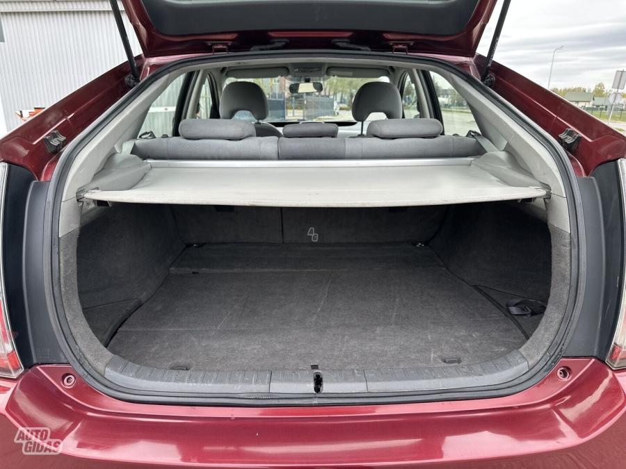 Red Toyota Prius 2006 in Marijampole, with an engine capacity of 1.50 L and mileage of 285 thousand km for 2999 €, photo 23 on AUTOMOTO.COM.LV