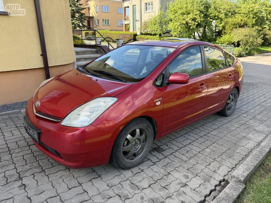 Красный Тойота Приус 2007 в Каунас, объемом двигателя 1.50 л и пробегом 358 тыс. км за 1400 €, фото 1 на AUTOMOTO.COM.LV