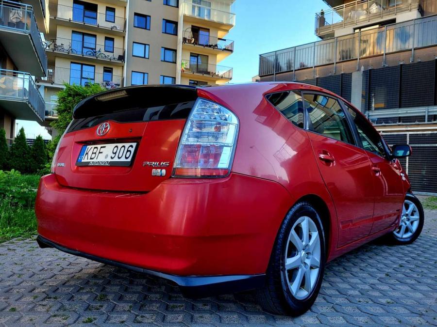 Sarkans Toyota Prius 2007 Viļņa, ar dzinēja tilpumu 1.50 L un nobraukumu 450 tūkst. km par 3250 €, foto 1 vietnē AUTOMOTO.COM.LV