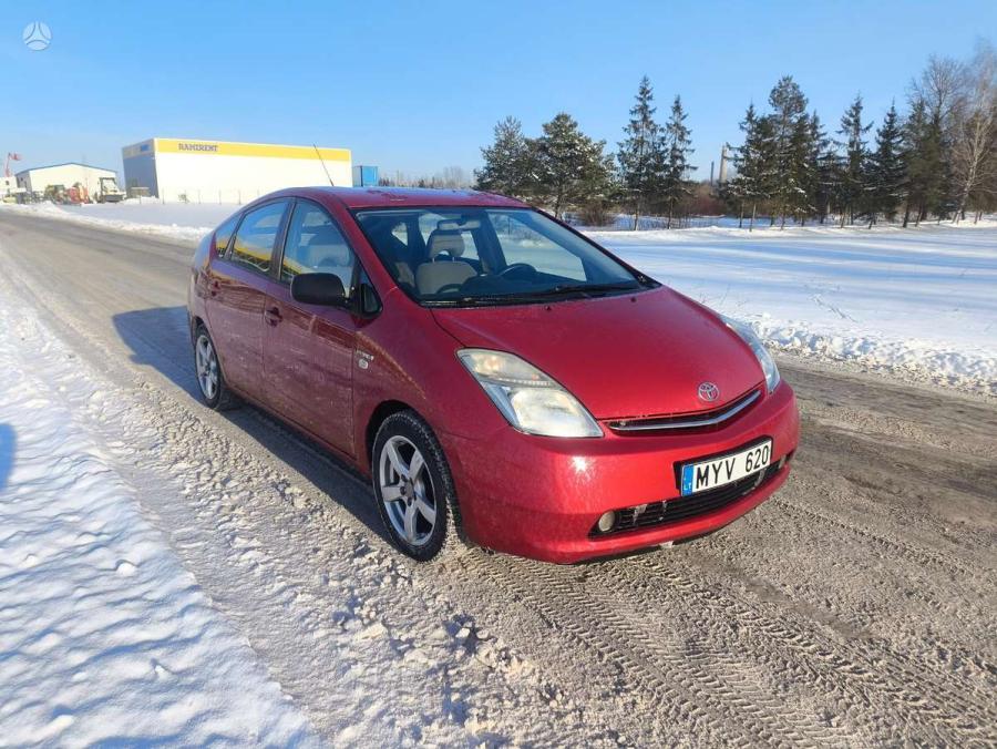 Red Toyota Prius 2008 in Kaunas, with an engine capacity of 1.50 L and mileage of 350 thousand km for 3700 €, photo 1 on AUTOMOTO.COM.LV