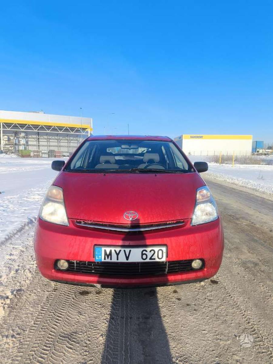 Red Toyota Prius 2008 in Kaunas, with an engine capacity of 1.50 L and mileage of 350 thousand km for 3700 €, photo 3 on AUTOMOTO.COM.LV
