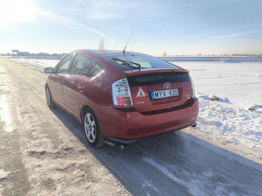 Red Toyota Prius 2008 in Kaunas, with an engine capacity of 1.50 L and mileage of 350 thousand km for 3700 €, photo 5 on AUTOMOTO.COM.LV