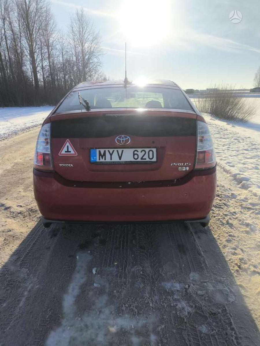 Red Toyota Prius 2008 in Kaunas, with an engine capacity of 1.50 L and mileage of 350 thousand km for 3700 €, photo 6 on AUTOMOTO.COM.LV