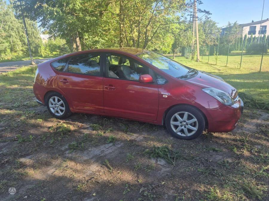 Red Toyota Prius 2008 in Vilnius, with an engine capacity of 1.50 L and mileage of 338 thousand km for 4200 €, photo 4 on AUTOMOTO.COM.LV