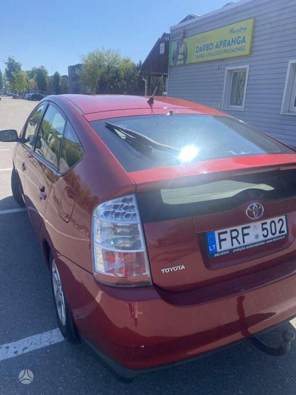 Red Toyota Prius 2008 in Panevezys, with an engine capacity of 1.50 L and mileage of 214 thousand km for 4200 €, photo 5 on AUTOMOTO.COM.LV