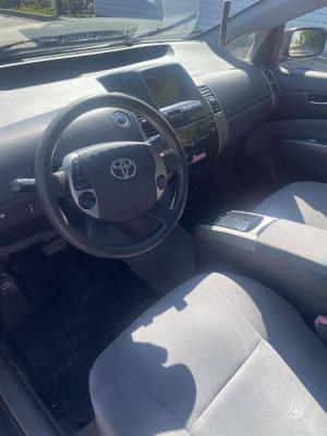 Red Toyota Prius 2008 in Panevezys, with an engine capacity of 1.50 L and mileage of 214 thousand km for 4200 €, photo 10 on AUTOMOTO.COM.LV