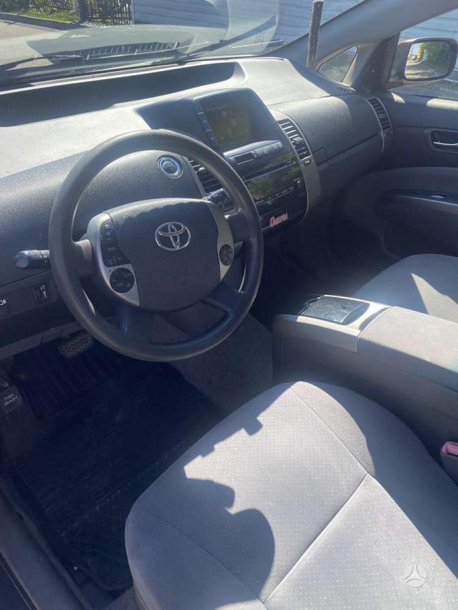 Red Toyota Prius 2008 in Panevezys, with an engine capacity of 1.50 L and mileage of 214 thousand km for 4200 €, photo 10 on AUTOMOTO.COM.LV