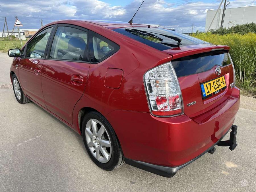 Red Toyota Prius 2008 in Kaunas, with an engine capacity of 1.50 L and mileage of 295 thousand km for 5400 €, photo 12 on AUTOMOTO.COM.LV