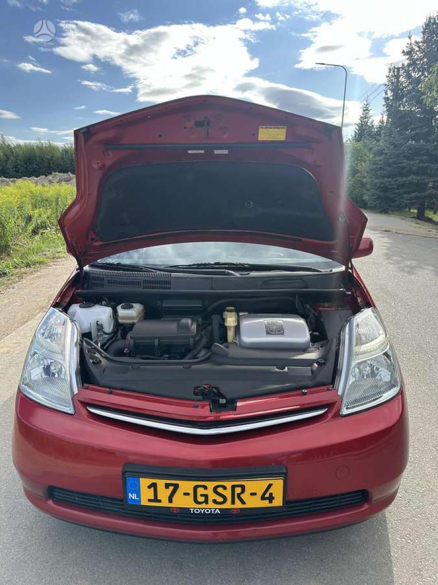 Red Toyota Prius 2008 in Kaunas, with an engine capacity of 1.50 L and mileage of 295 thousand km for 5400 €, photo 19 on AUTOMOTO.COM.LV
