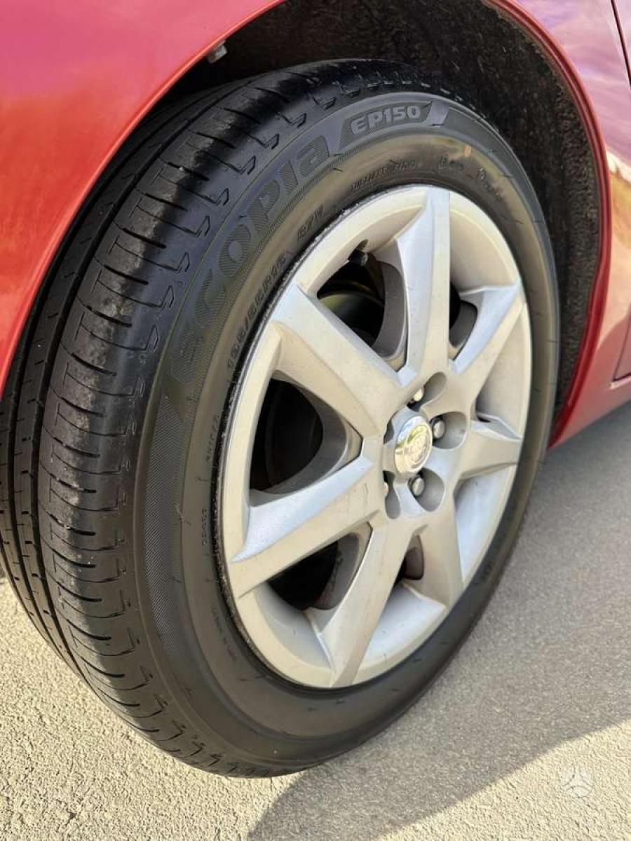 Red Toyota Prius 2008 in Kaunas, with an engine capacity of 1.50 L and mileage of 295 thousand km for 5400 €, photo 20 on AUTOMOTO.COM.LV
