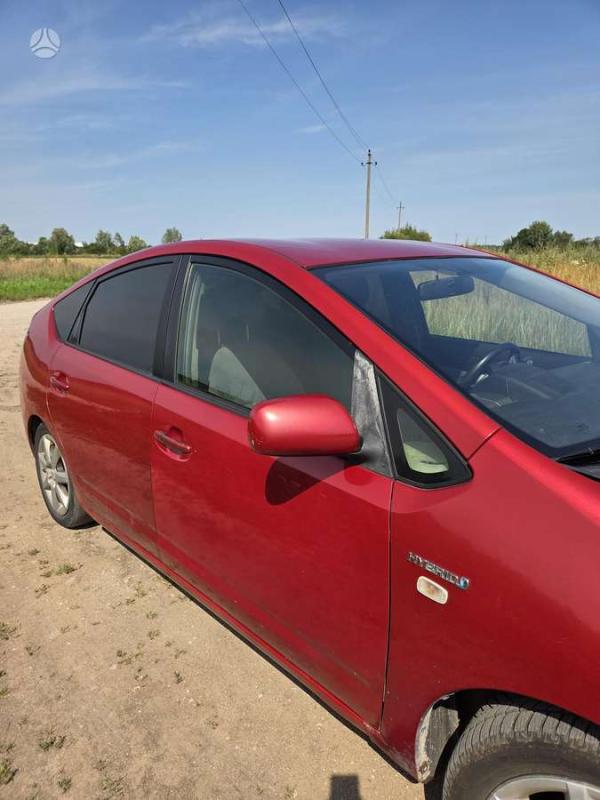Red Toyota Prius 2008 in Vilnius, with an engine capacity of 1.50 L and mileage of 730 thousand km for 3000 €, photo 6 on AUTOMOTO.COM.LV